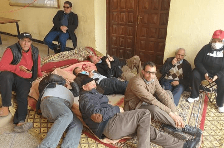 مستشاري المعارضة ينظمون وقفة احتجاجية واعتصام مفتوح بسبب تجاوزات رئيس ...